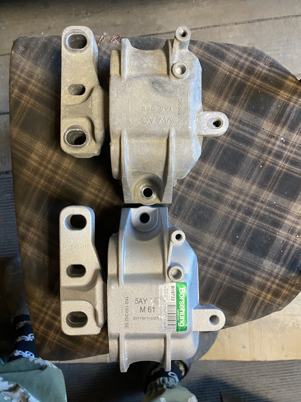 Правая опора двигателя. — Volkswagen Jetta VI, 1,6 л, 2013 года ...