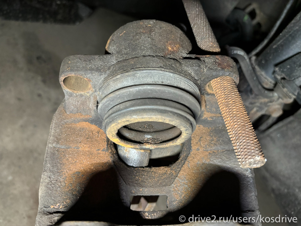 Писк передних колодок: втулки направляющих — Volvo S80 (2G), 2,5 л ...