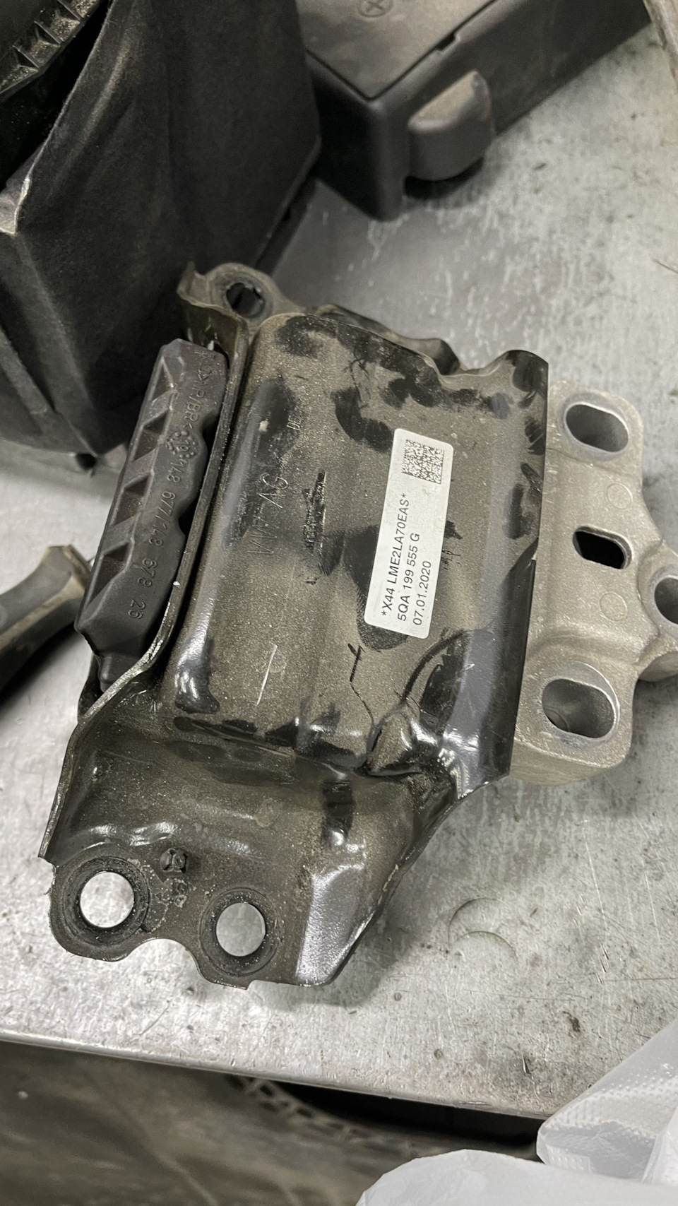 5QA199555G Подушка двигателя левая VAG | Запчасти на DRIVE2