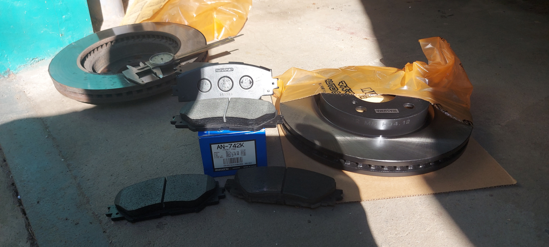 Замена дисков, колодок, тормозной — Toyota Prius Alpha, 1,8 л, 2019 ...