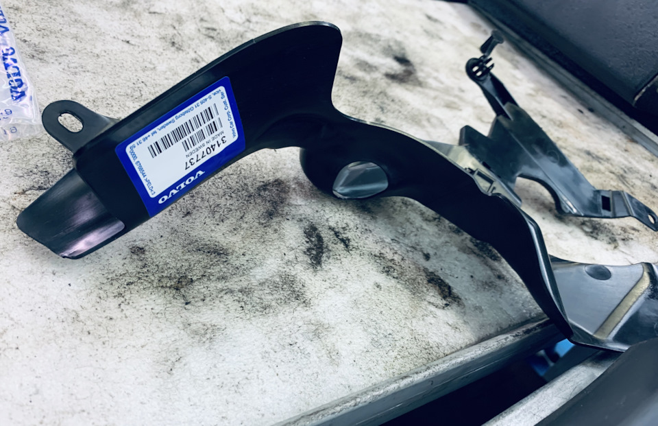 31407737 Защита приводного ремня Volvo | Запчасти на DRIVE2