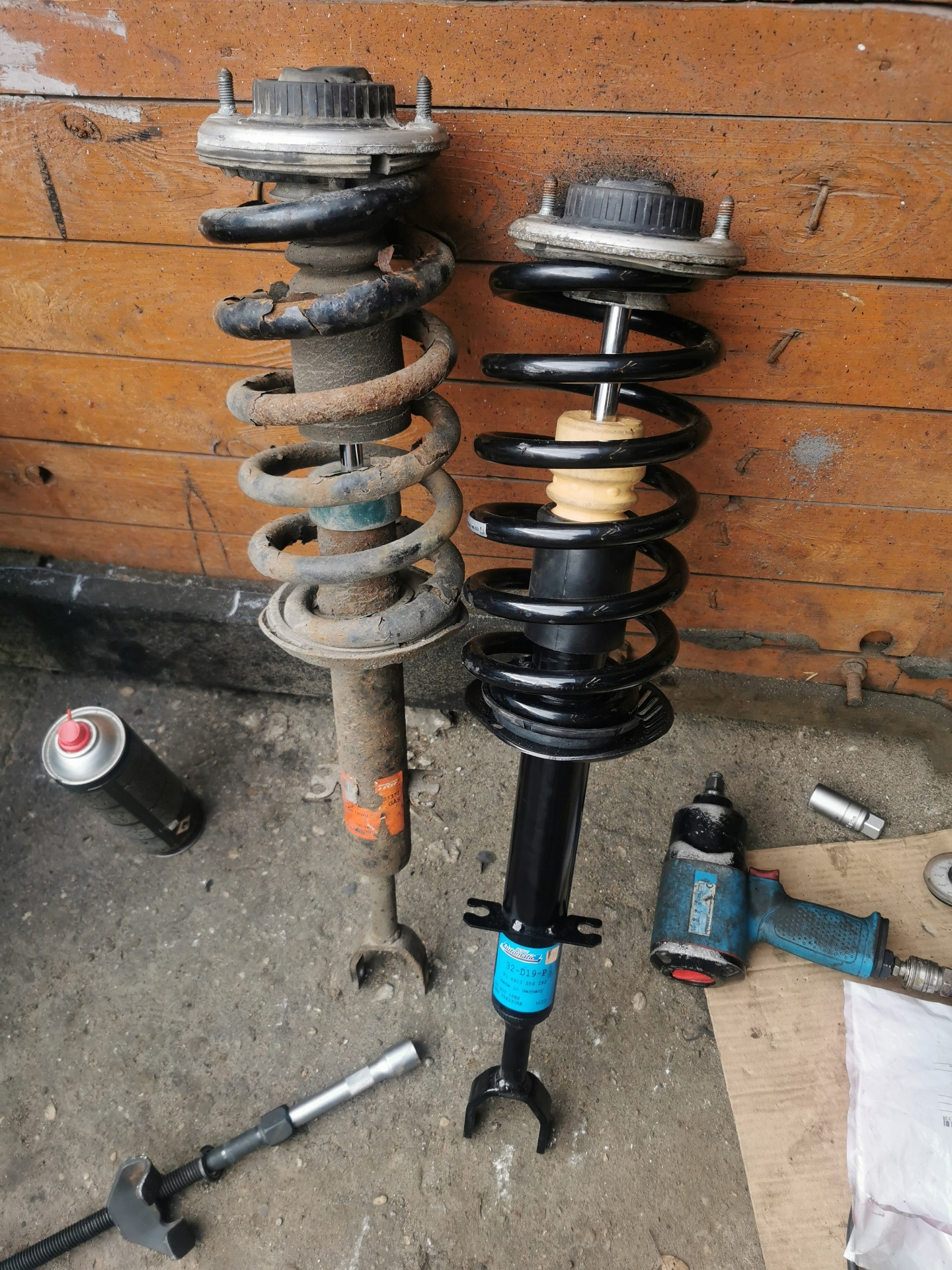 Замена передних амотров — Audi A8 (D2), 2,5 л, 1999 года | своими ...