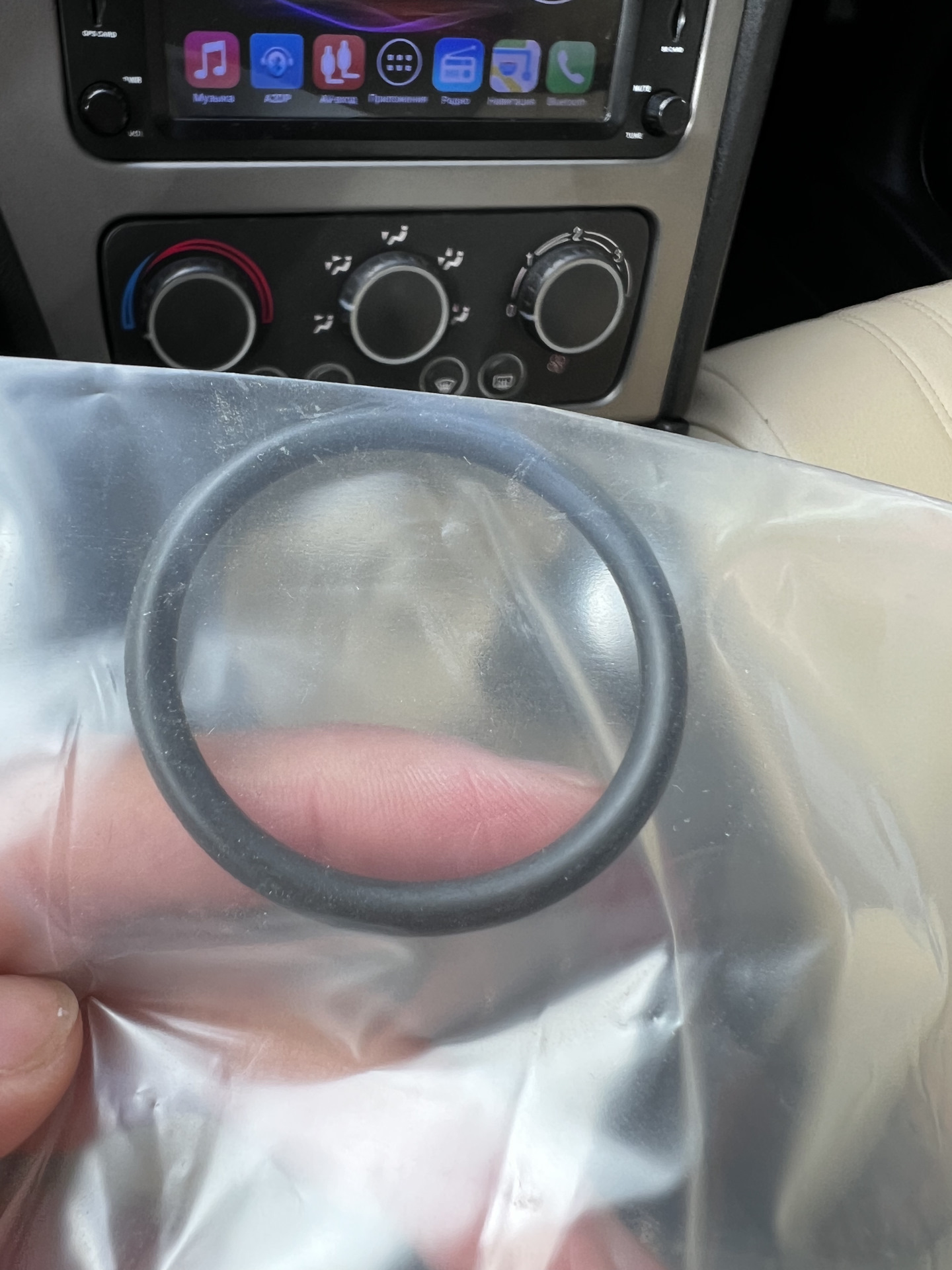 Замена уплотнения на крышке маслозаливной горловине . — Alfa Romeo 159 ...