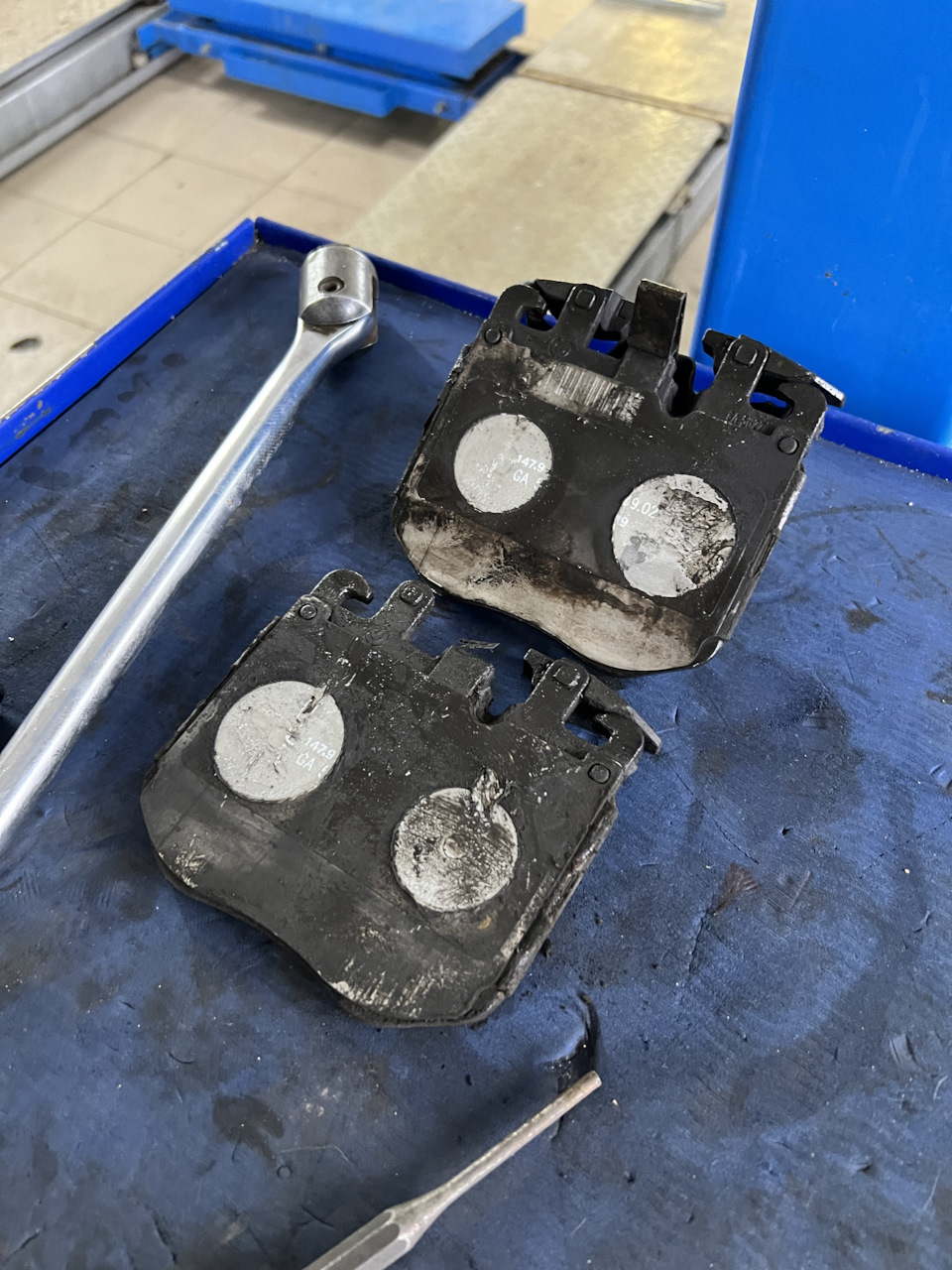 Замена передних колодок — BMW X5 (G05), 2 л, 2020 года | расходники ...