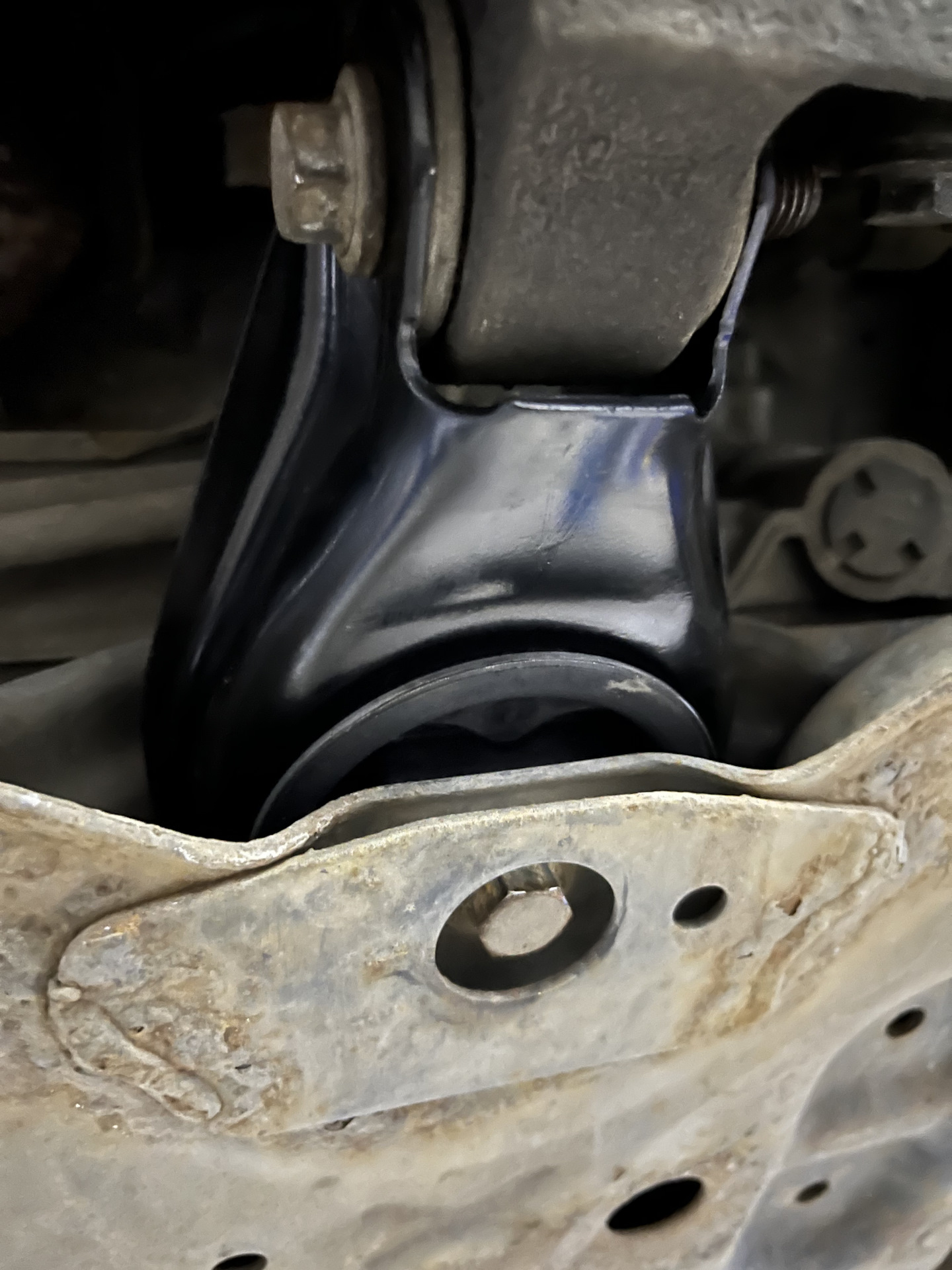 Замена стоек стабилизатора и опоры нижней опоры кпп — Ford Focus ...