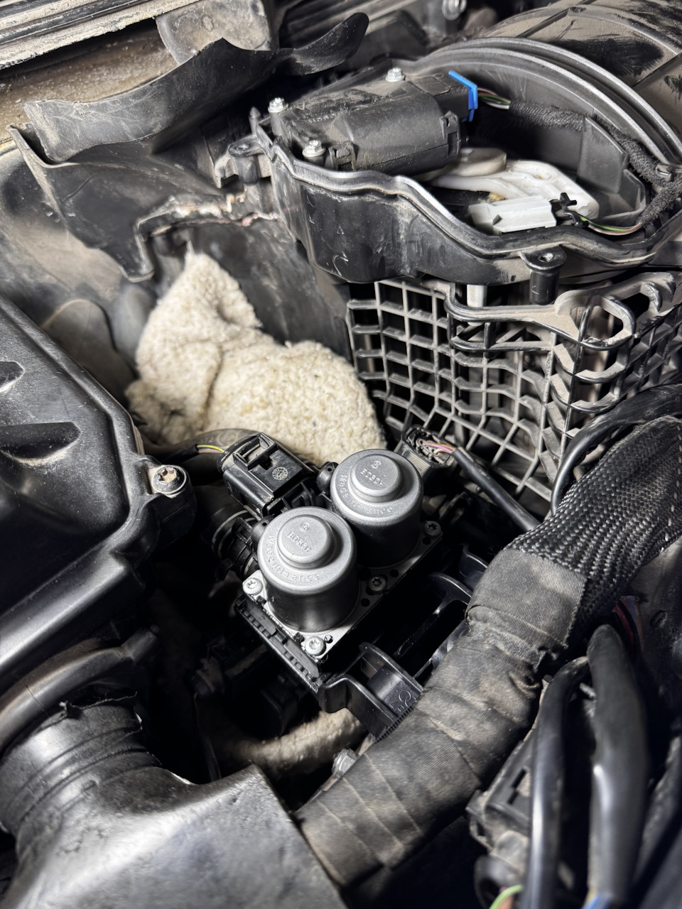 Замена блока клапанов и установка фильтра печки — Audi A6 (C6), 2 л ...