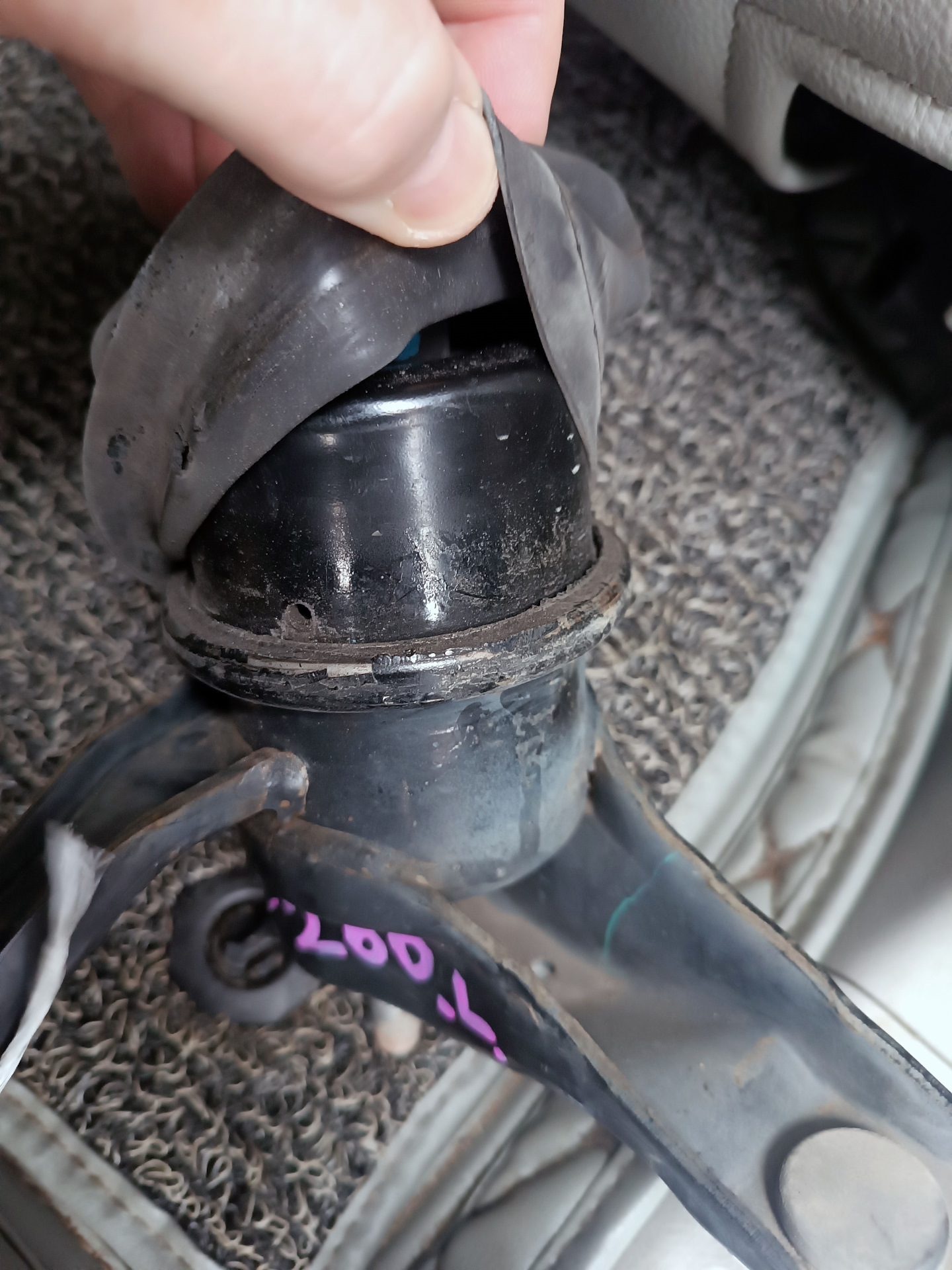 Замена масла, датчика положения кузова, левой, задней и верхней опоры ...