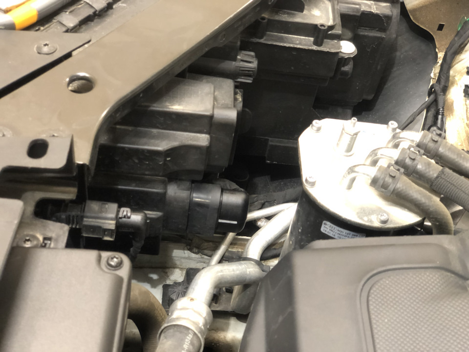 Подкапотные колпачки на разъемы в Tiguan NF — Volkswagen Tiguan (2G), 2 ...