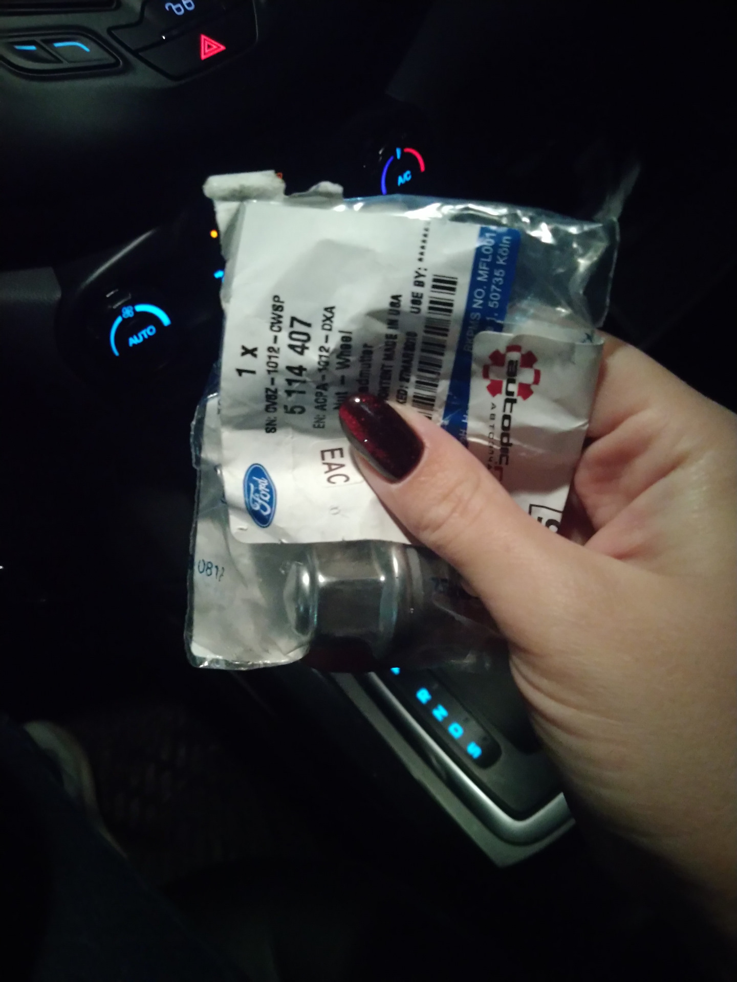 Новая колесная гайка, шиномонтаж — Ford EcoSport, 1,6 л, 2015 года ...