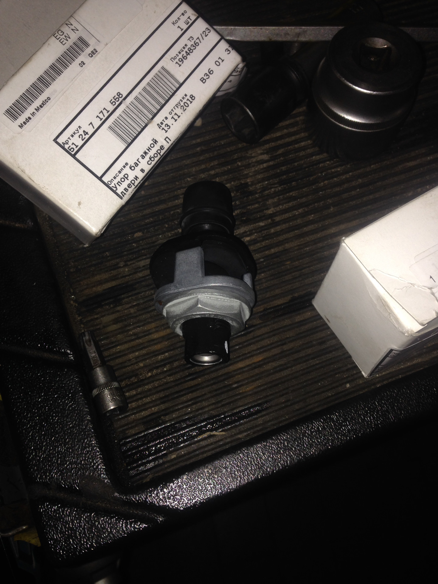 Избавление от стука багажной двери — BMW X5 (E53), 3 л, 2005 года ...