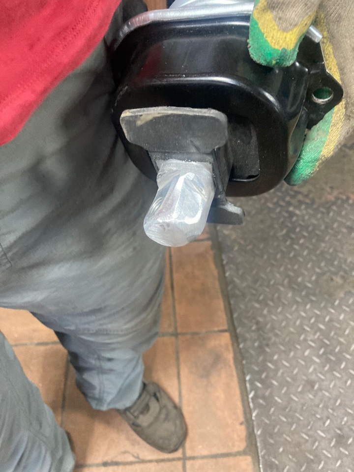 замена доводчика и подушки двигателя — BMW X5 (E70), 3 л, 2010 года ...