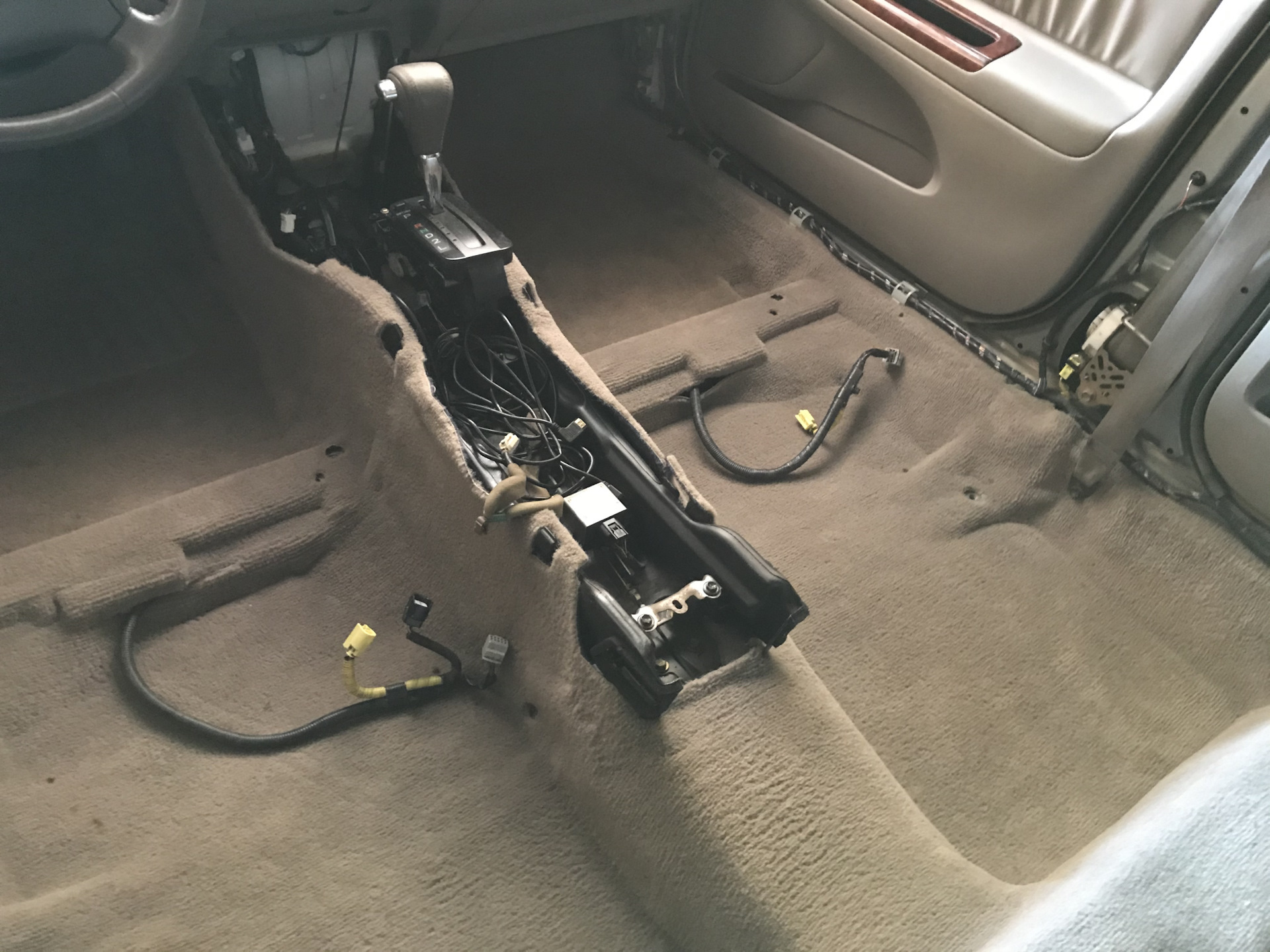 Резиновые заглушки в салон и покрытие антигравием задних арок. — Toyota ...