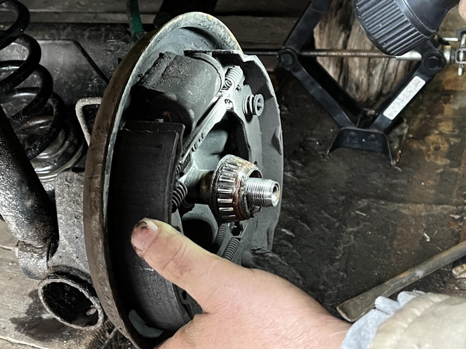 Задние тормоза. 124 тыс. км — Renault Logan (1G), 1,4 л, 2009 года ...