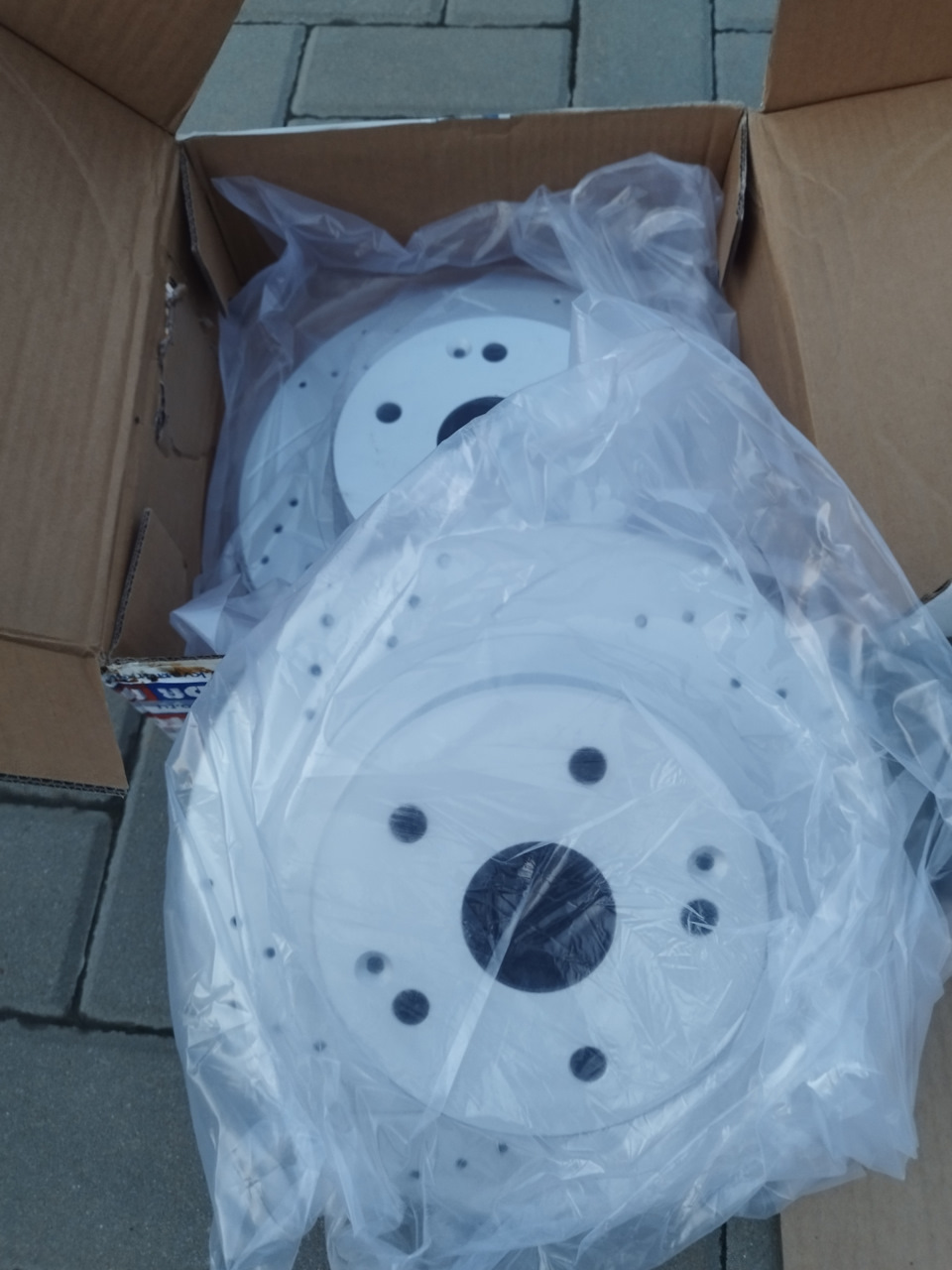 Задние тормозные диски и новые колодки вкруг — Geely Coolray (1G), 1,5 ...