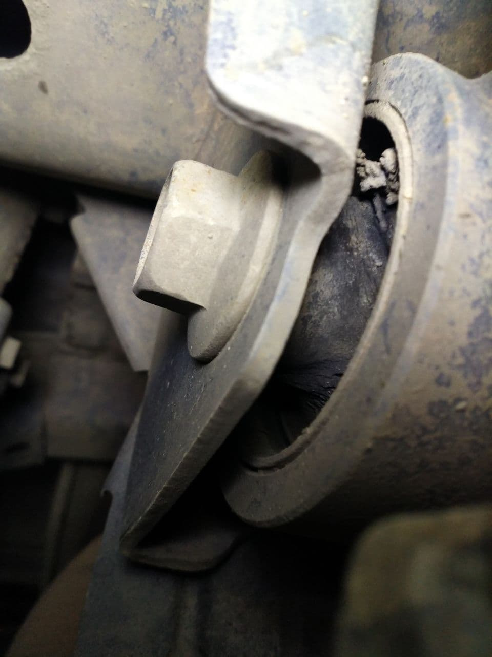 50. Сайлентблоки задних верхних тяг и рычага KDSS — Toyota Land Cruiser ...