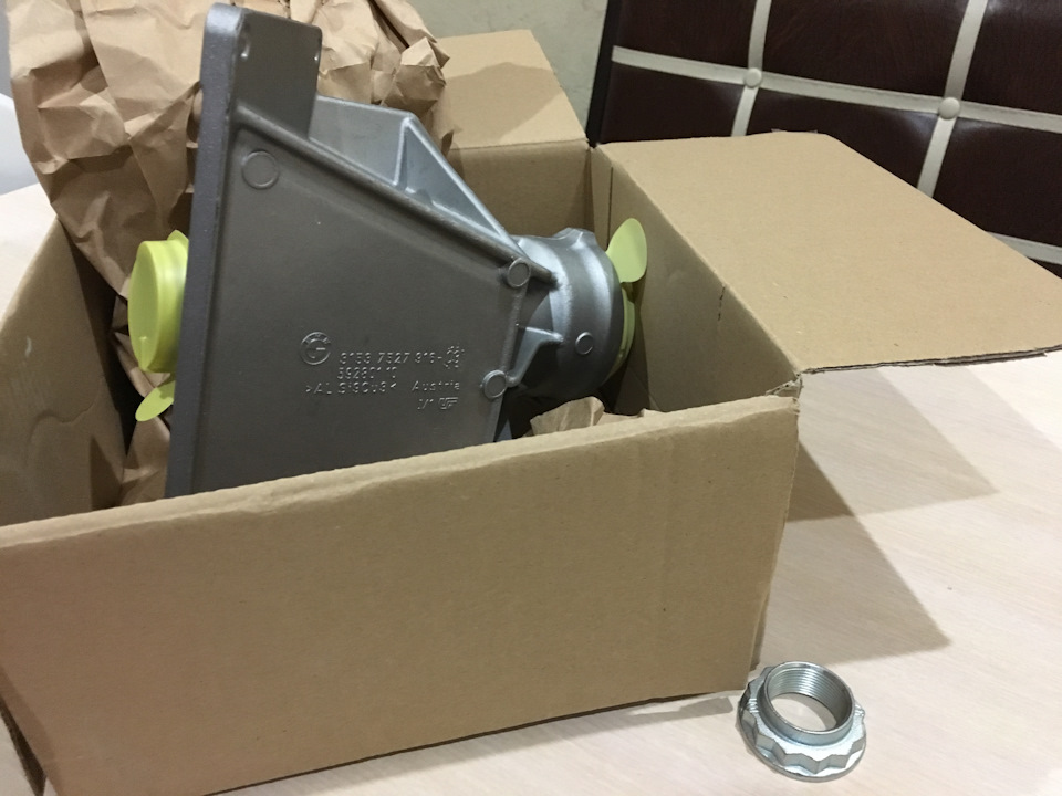 Замена опорного кронштейна и сальника хвостовика — BMW 5 series Touring ...