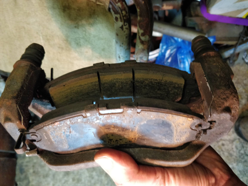 Замена задних тормозных дисков, тормозных колодок, направляющих ...