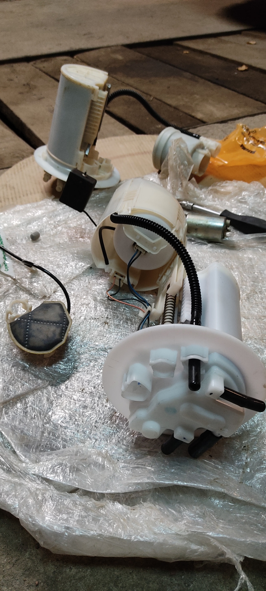 Замена топливного фильтра и бензонасоса — Toyota Avensis III, 1,8 л ...