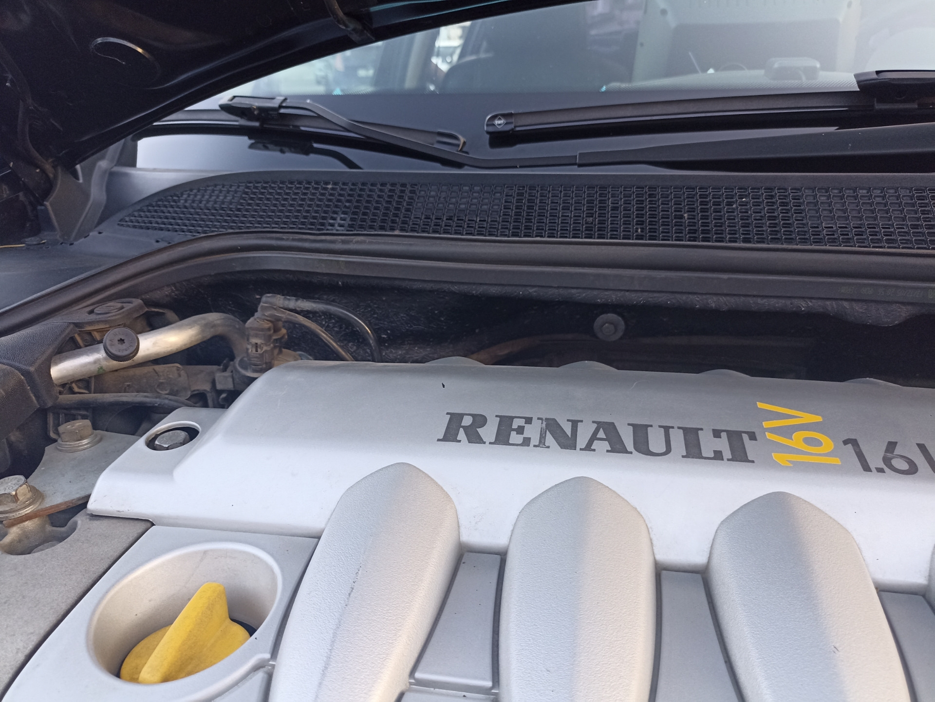 Подкапотный пластик, жабо и шумоизоляция капота Меган 2 — Renault ...