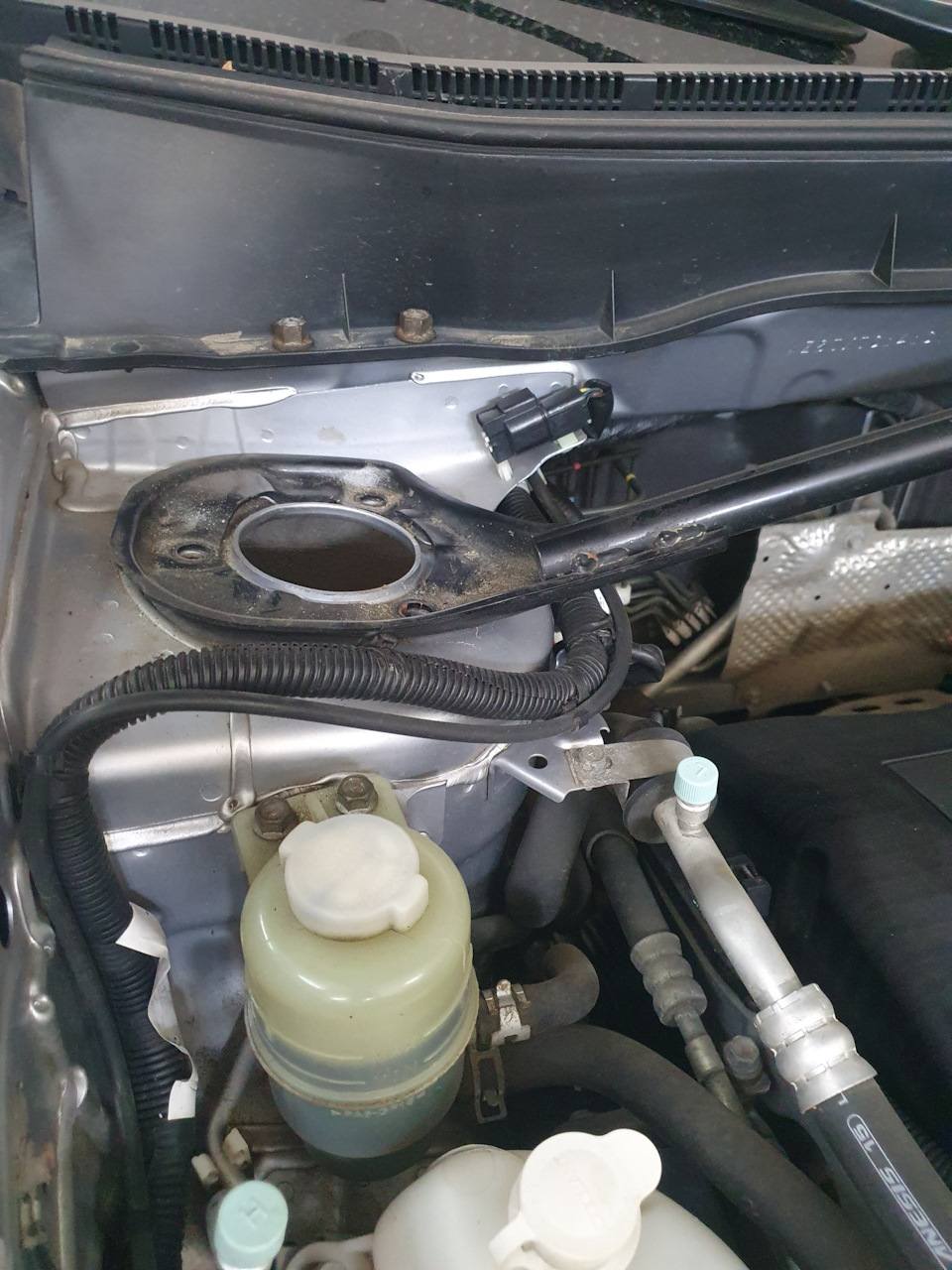 Замена пыльников передних амортизаторов Аут3 — Mitsubishi Outlander XL ...