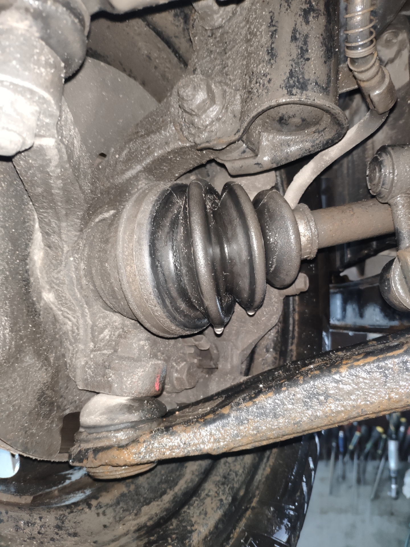 Замена наружных пыльников шруса — Hyundai Accent (2G), 1,5 л, 2007 года ...