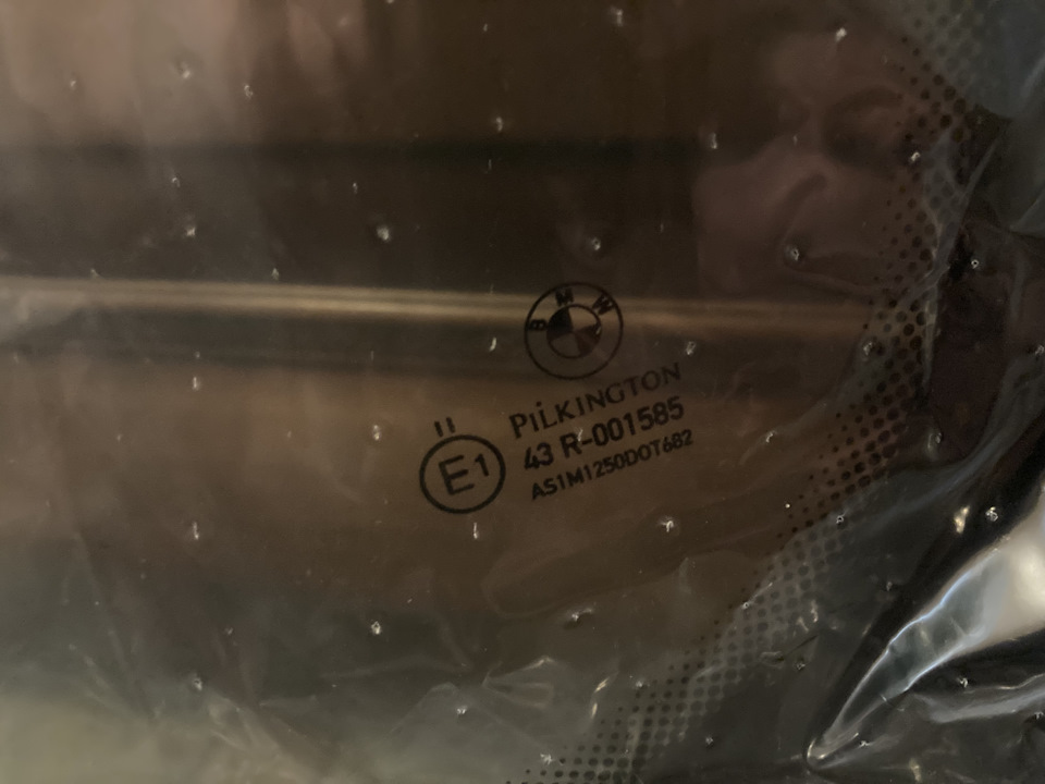 51311938513 Лобовое стекло с зелен.солнцезащ.полосой BMW | Запчасти на ...