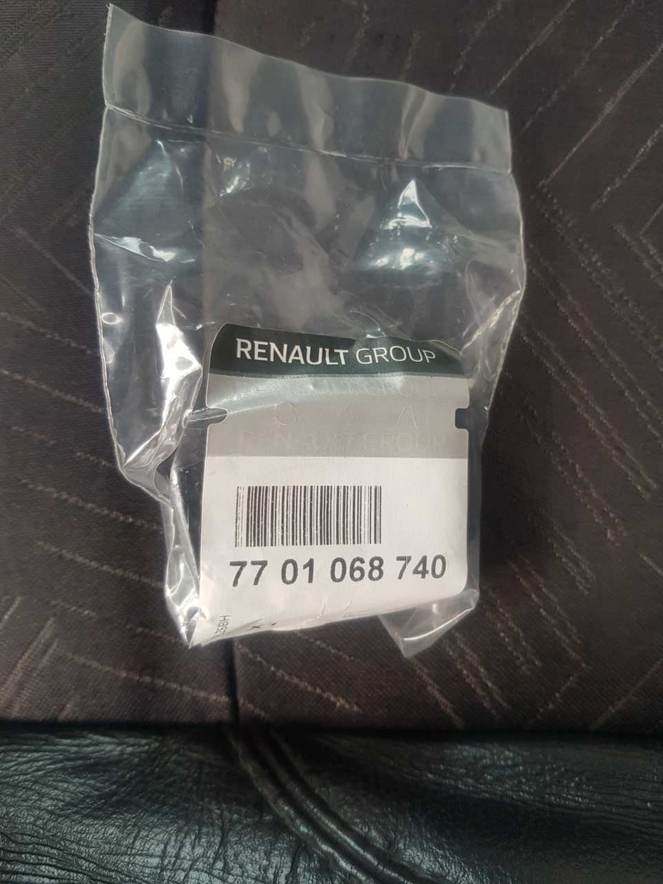 7701068740 Заглушка поводка стеклооч. (плас) RENAULT | Запчасти на DRIVE2