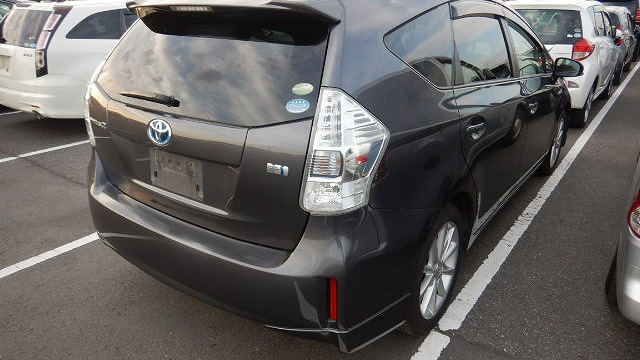 Toyota Prius Alpha 1.8 гибридный 2011 | G-touring мокрый асфальт на DRIVE2