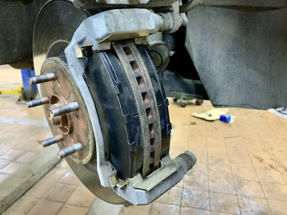 Замена штатных тормозных колодок на Sangsin (Hi-Q) + Замена тормозной ...