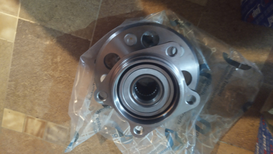 Замена задней левой ступицы. — Toyota RAV4 (II), 2 л, 2002 года ...