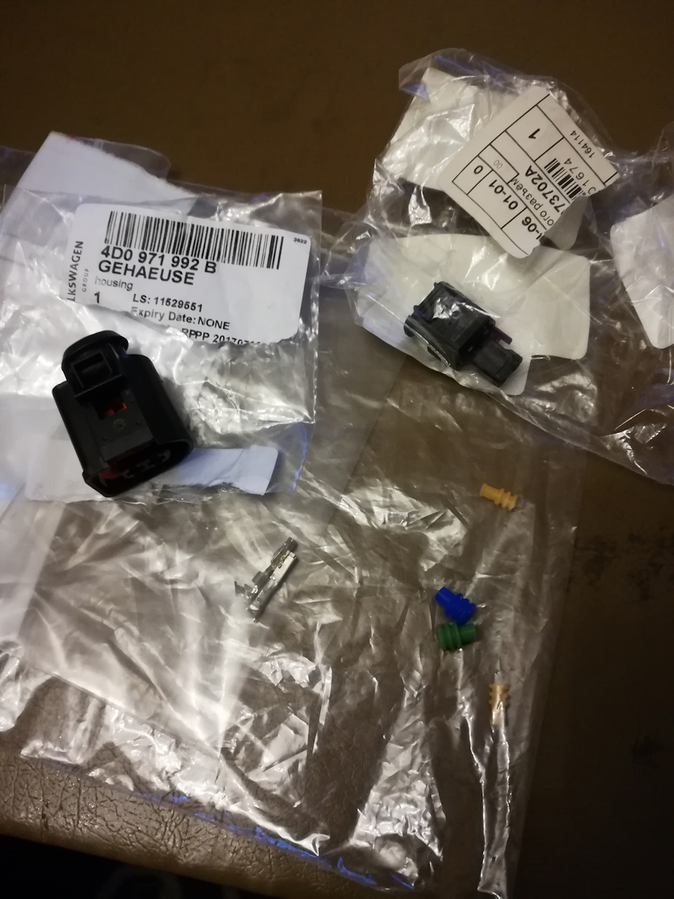 4D0971992B Корпус разъёма VAG | Запчасти на DRIVE2