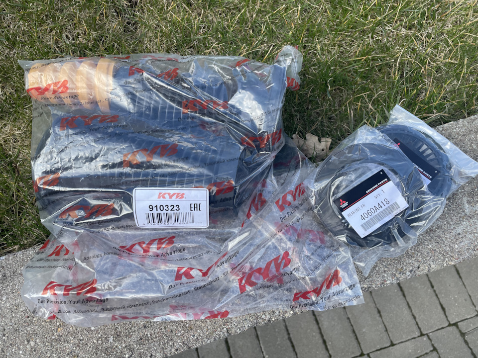 Опорные и пыльники амортизаторов — Mitsubishi Outlander PHEV, 2 л, 2014 ...