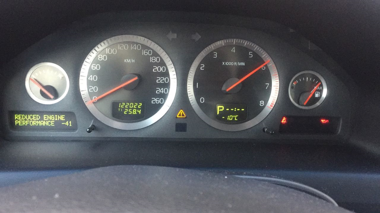 Замена аккумулятора — Volvo S60 (1G), 2,5 л, 2007 года | запчасти | DRIVE2