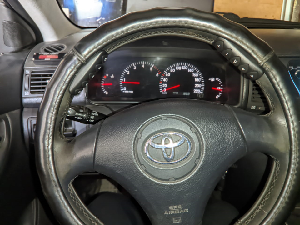 Кнопки управления магнитолой на руле — Toyota Corolla (120), 2 л, 2002 ...