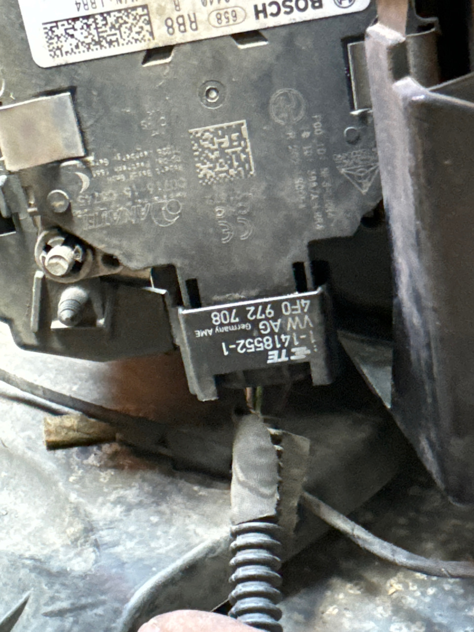 4F0972708 Корпус плоского разъ VAG | Запчасти на DRIVE2