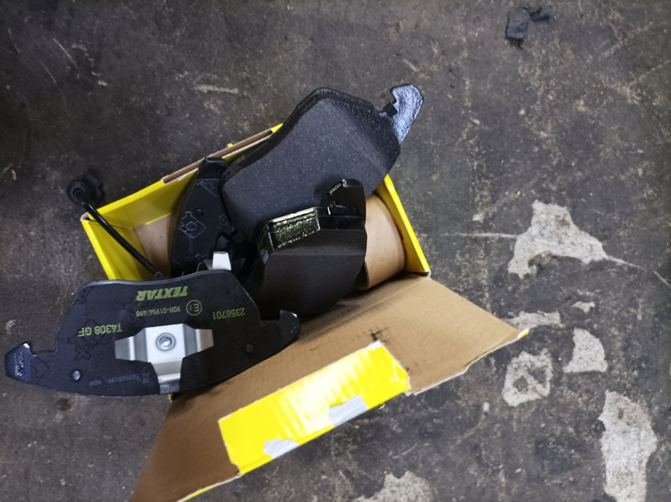 Замена тормозных колодок, textar — Volkswagen Passat B6, 1,8 л, 2008 ...