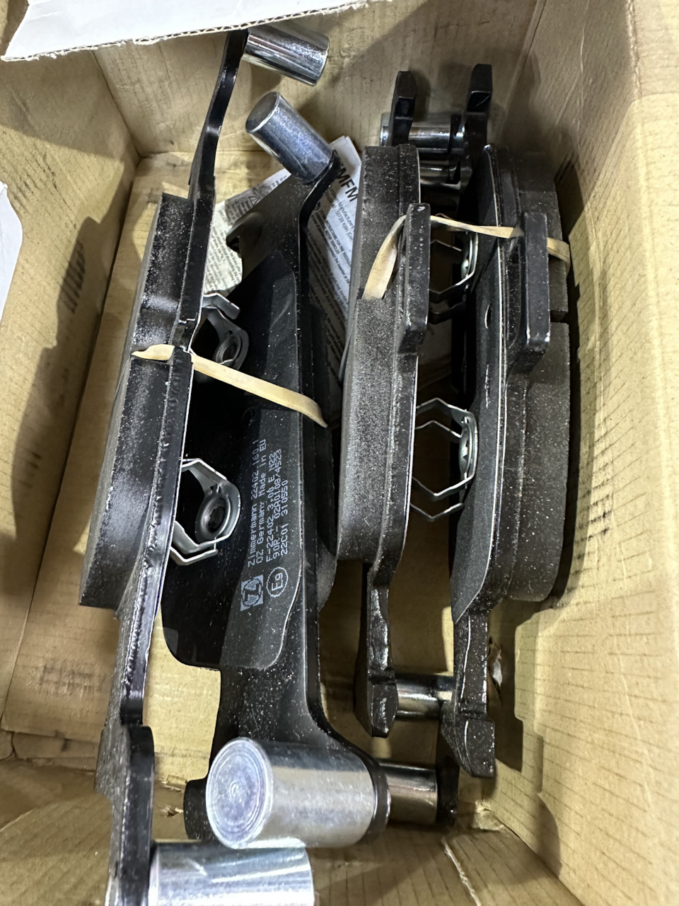 Передние колодки-сервис-течь масла — Audi A4 (B9), 2 л, 2019 года ...