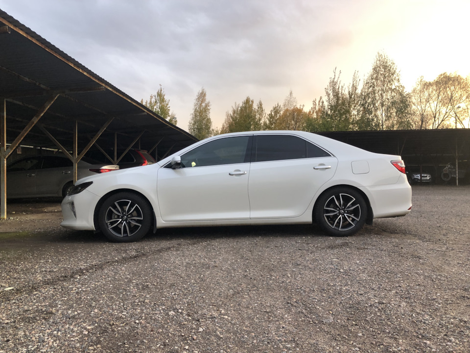 Банальная смена колес 😅 — Toyota Camry (XV50), 2,5 л, 2017 года | шины ...