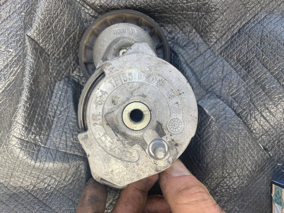 Замена приводных ремней — Volvo XC70 III, 2,4 л, 2008 года | своими ...