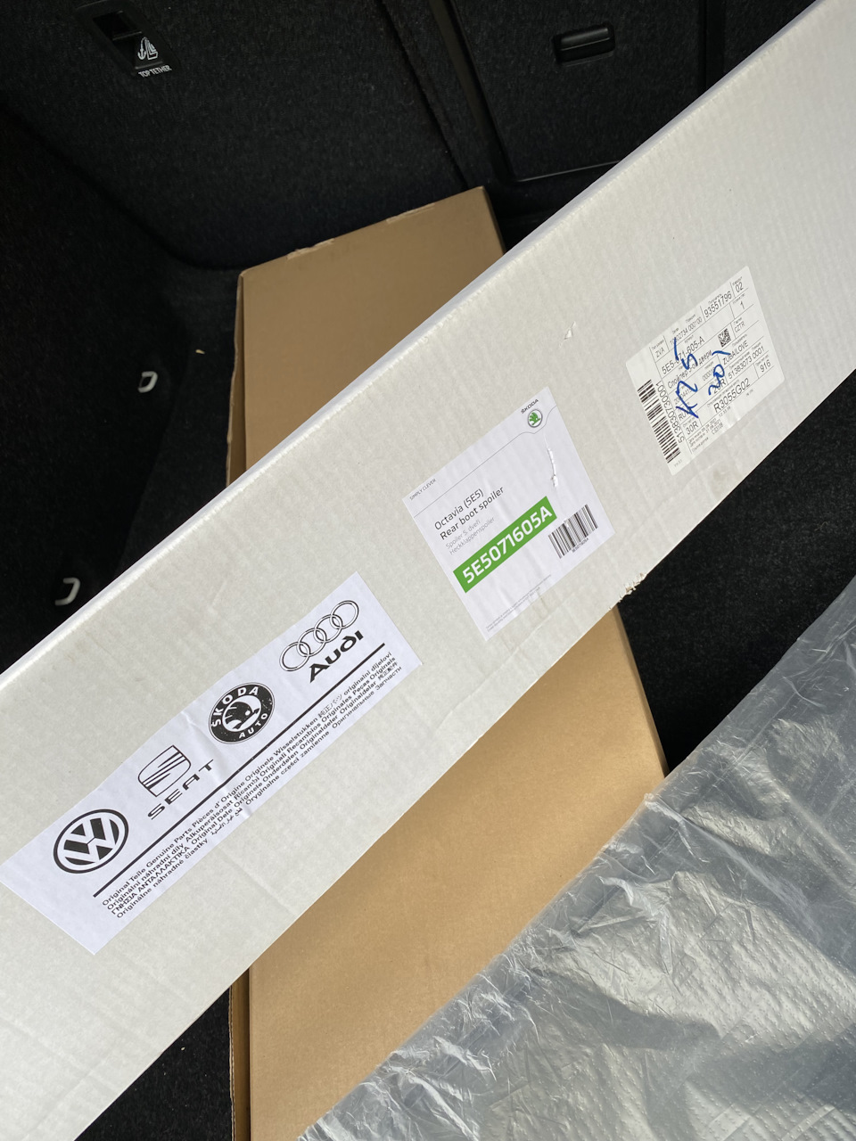 5E5071605A Спойлер 5-ой двери с VAG | Запчасти на DRIVE2