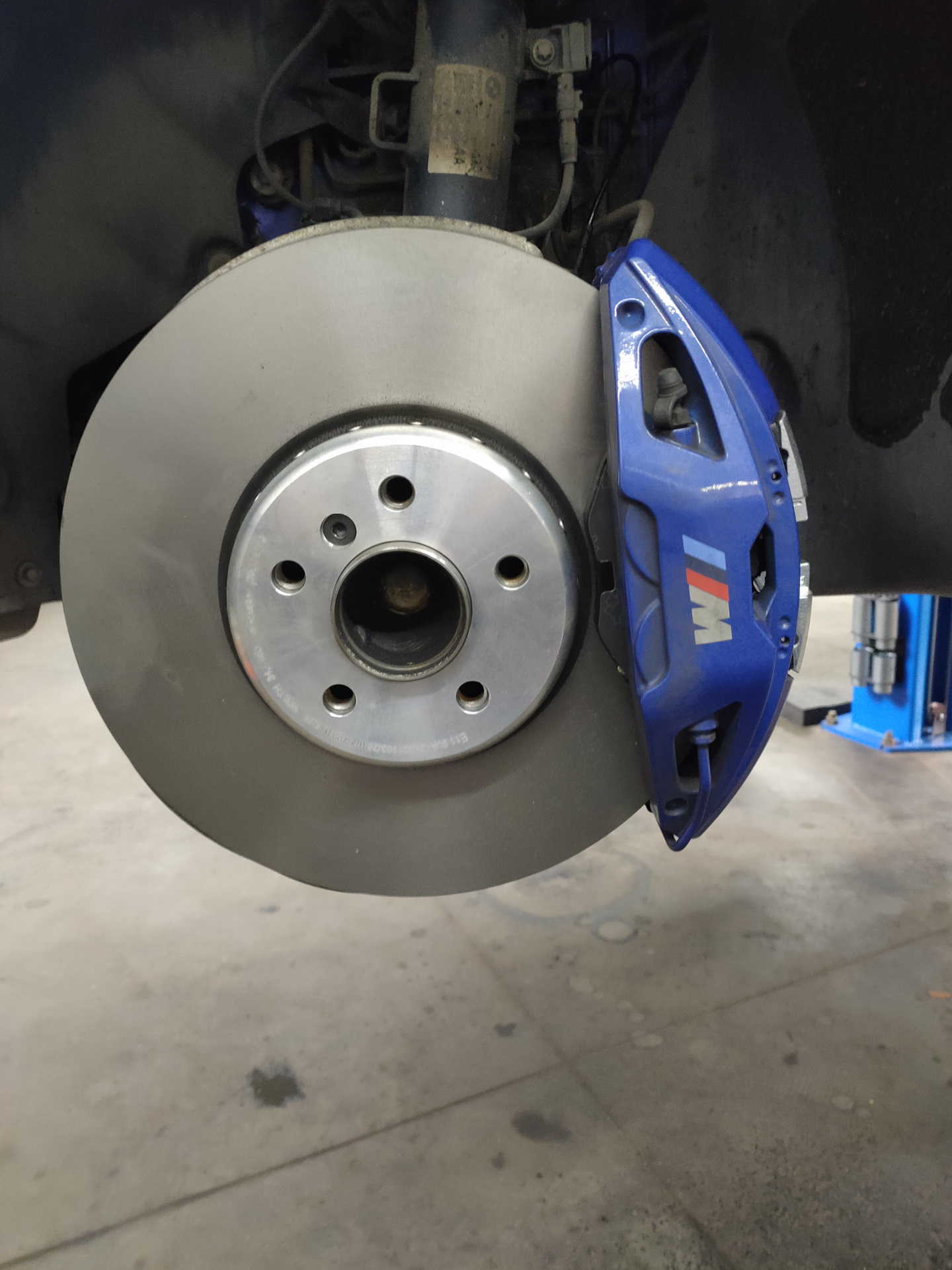 Замена передних тормозов, масла в заднем редукторе — BMW 3 series (G20), 2 л, 2019 года ...