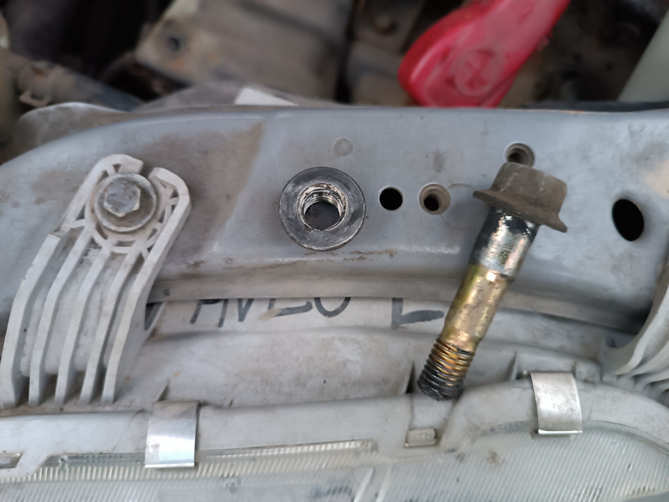 Порвало болт, вырвало гайку, пропала 2 передача. Упал двигатель ...