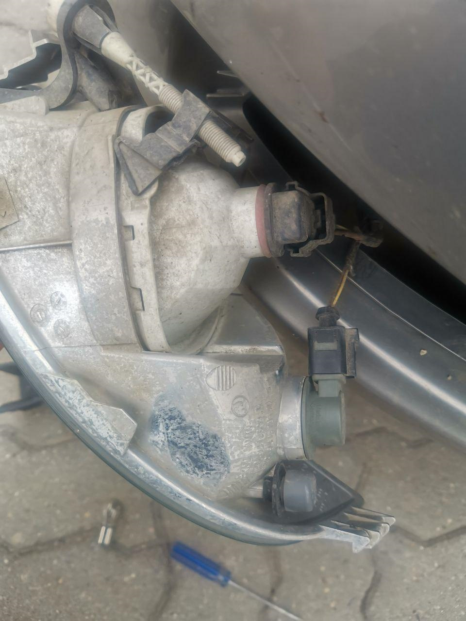 Лампа ДХО в левой противотуманке. — Skoda Octavia A5 Mk2, 1,8 л, 2012 ...