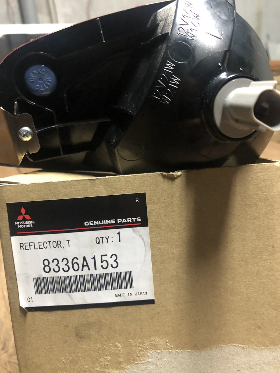 8336A153 Отражатель задний левый Mitsubishi | Запчасти на DRIVE2