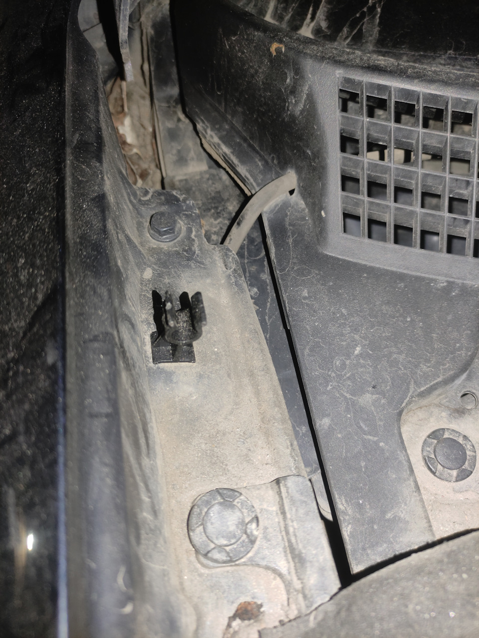 Фиксатор упора капота — Nissan Qashqai (1G), 1,6 л, 2012 года ...