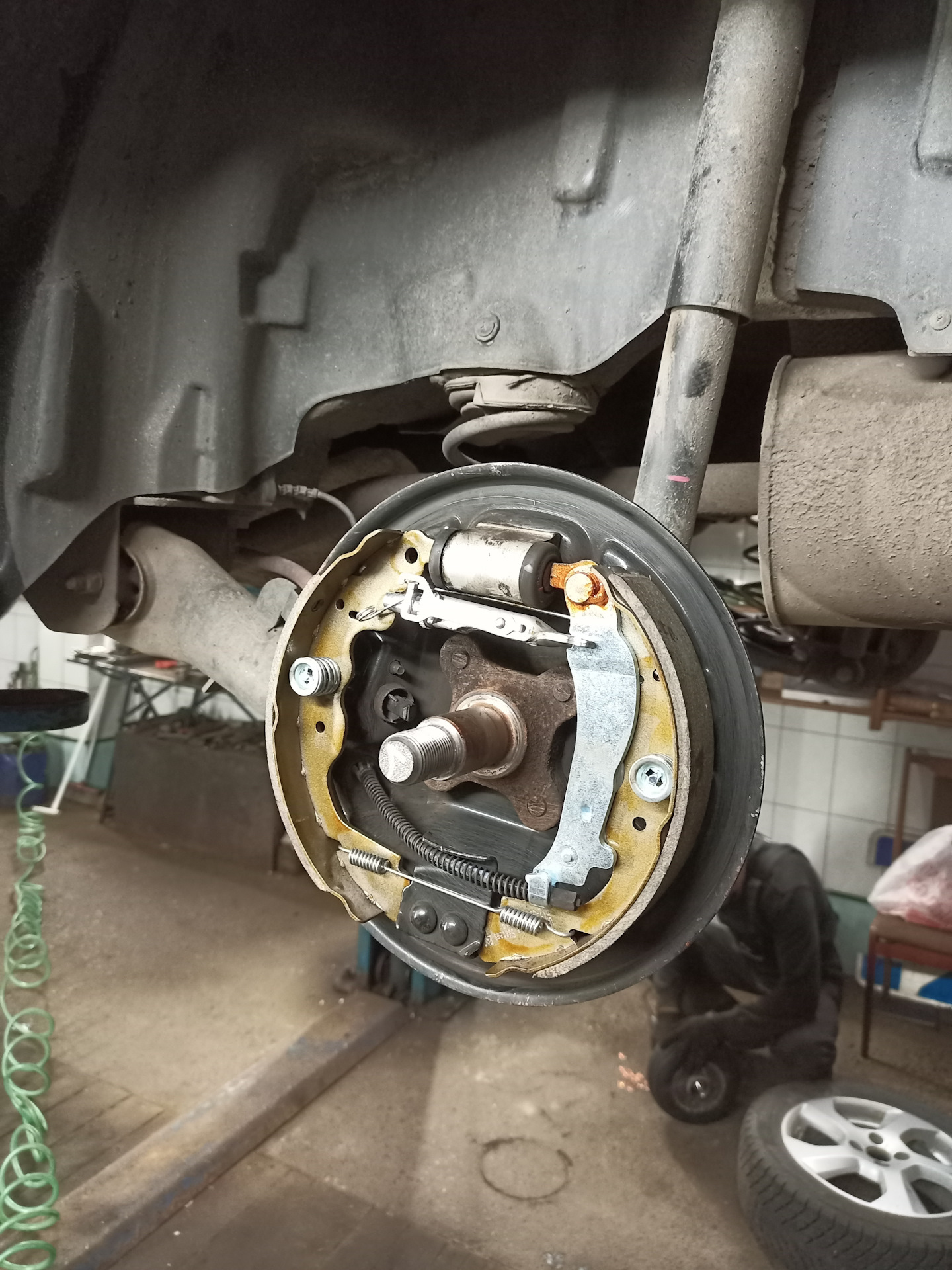 Замена оригинальных колодок тормозных барабанных задних Nissan Almera ...