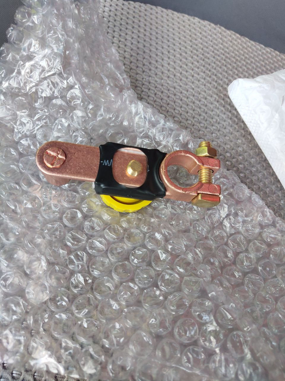 Минусовая клемма АКБ с выключателем, новые свечи и провода. — Chery ...