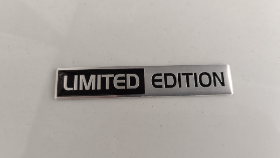 Замена шильдика Limited edition — Lada Приора хэтчбек, 1,6 л, 2013 года ...