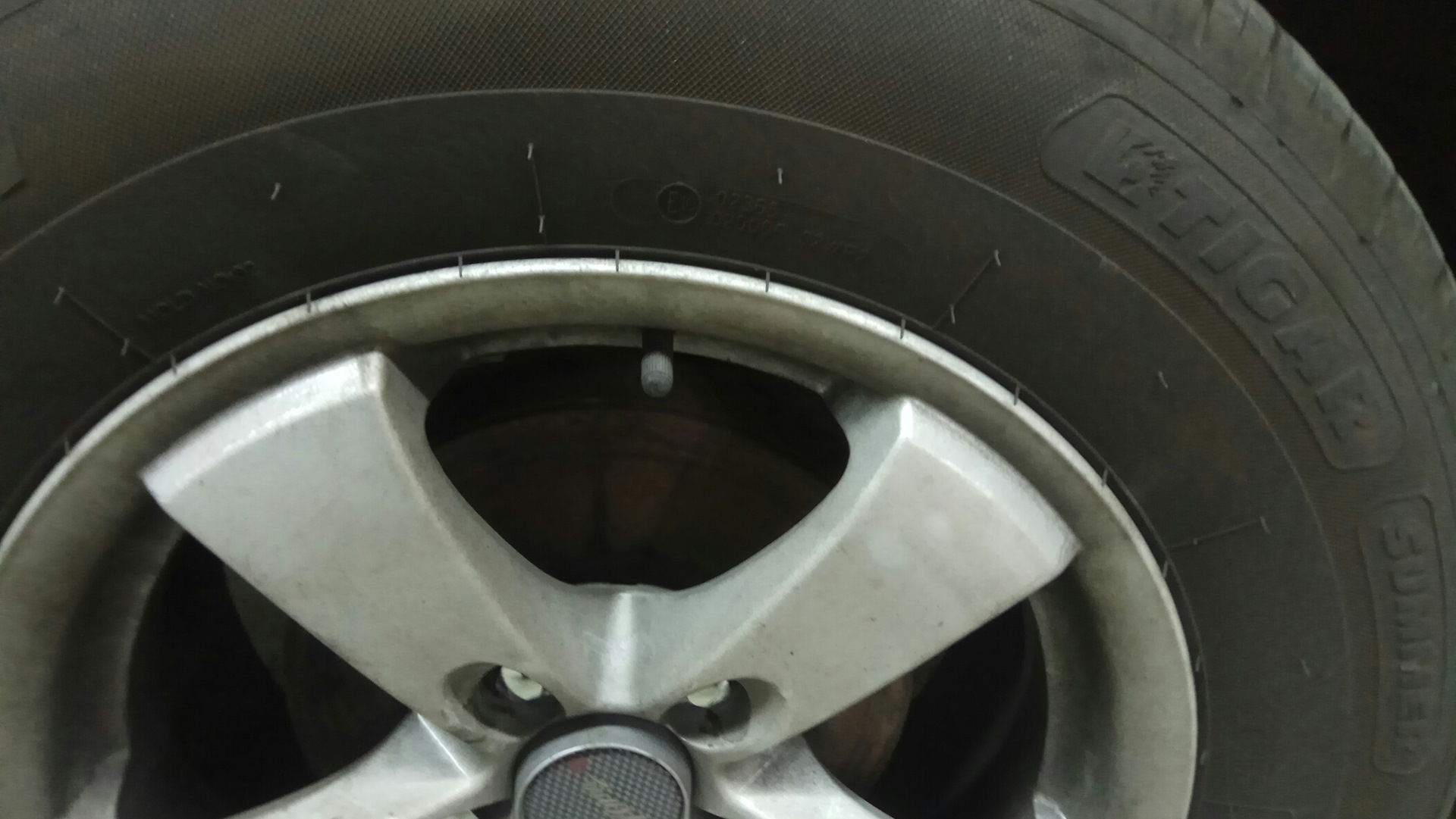 Красные колпачки на золотники — FIAT Ducato II, 2,3 л, 2011 года ...