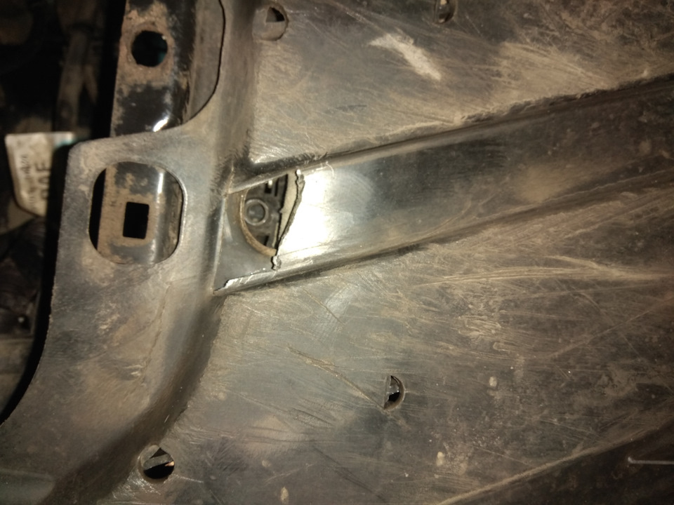 Замена прокладки тройника системы охлаждения и антифриза — Ford Focus ...